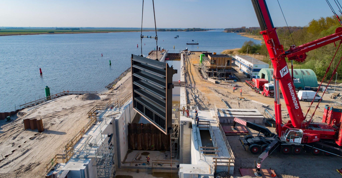 Sluisdeuren Reevesluis geplaatst | Van Hattum en Blankevoort